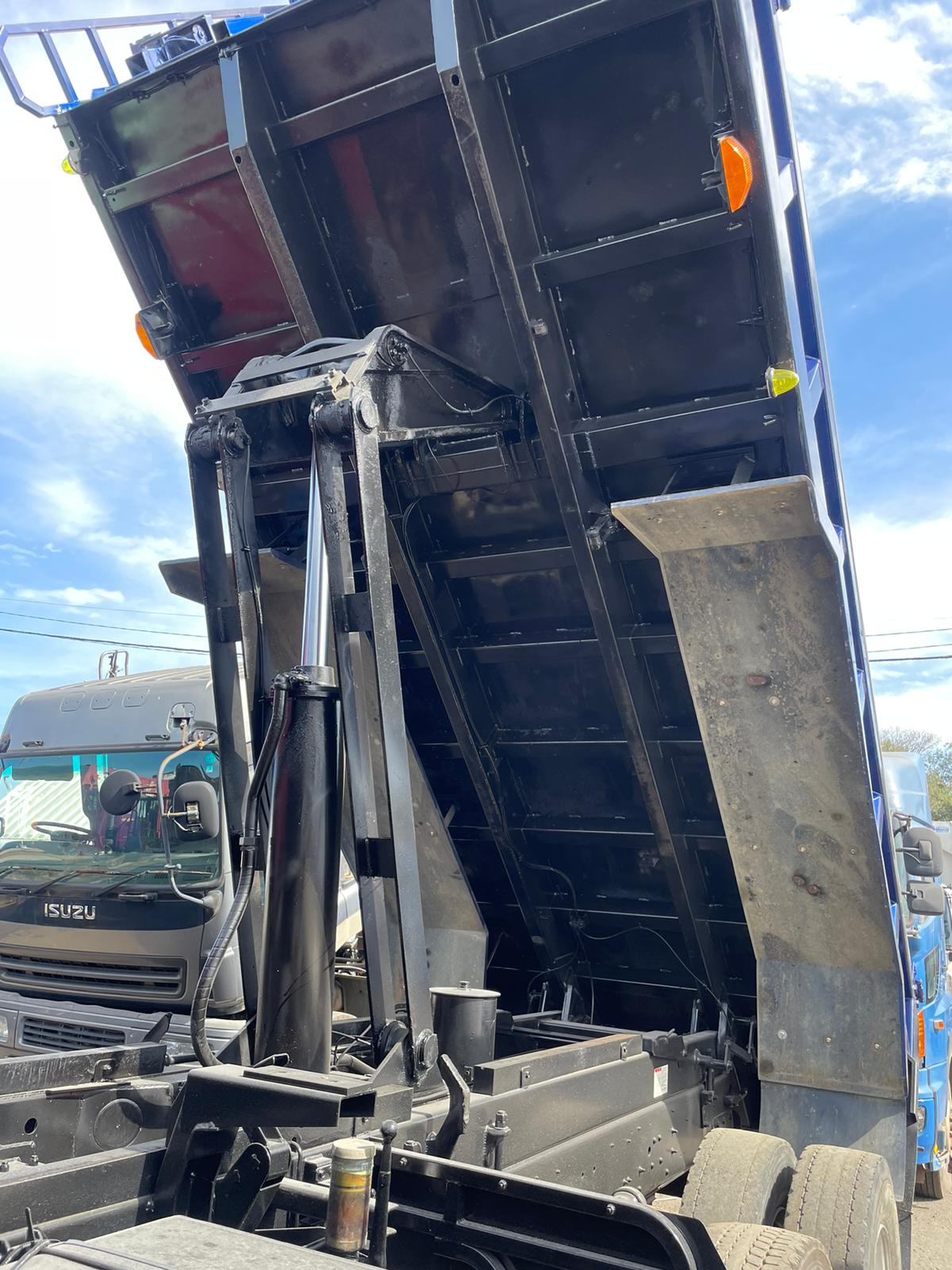 DB : Nissan CW4 Tipper Dumper